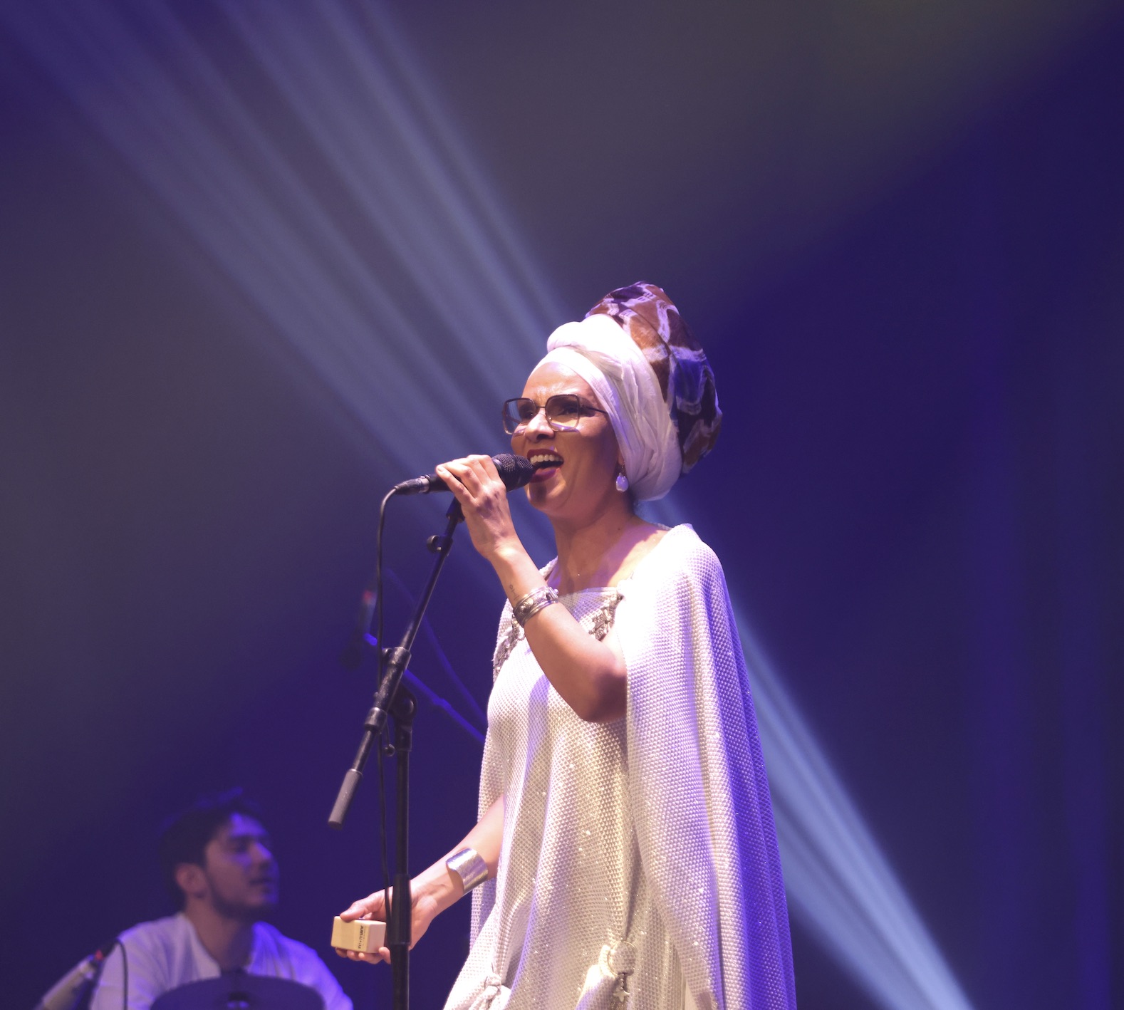 Un concert magique de la chanteuse Oum à Casablanca - Actuelles ...